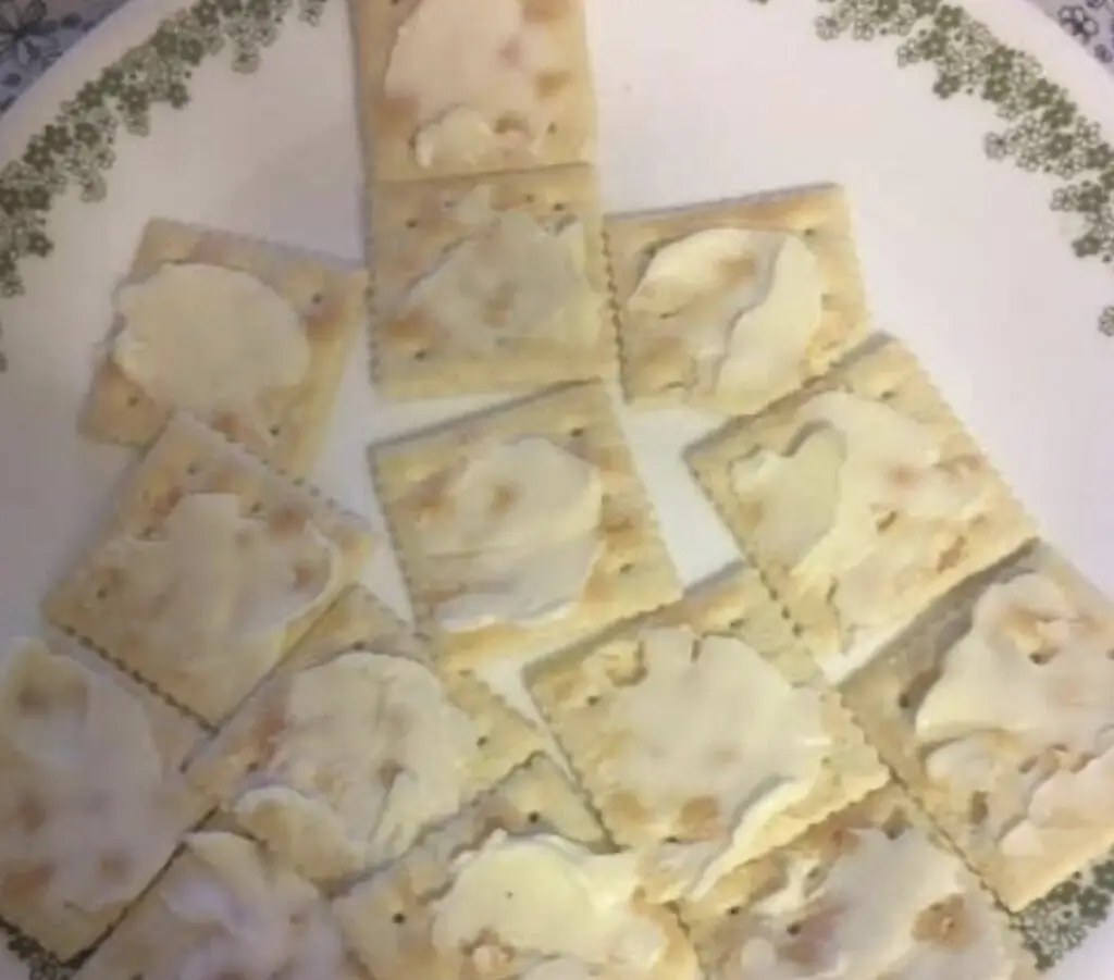 Buttered Saltine Crackers – Simple, Nostalgic Comfort – Easy recipes